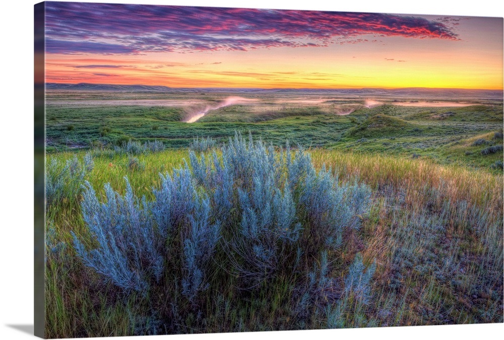 Sunrise over the Frenchman River Valley in Grasslands National Park ...