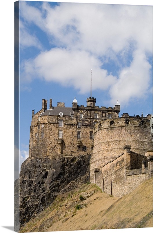 Beautiful famous giant Edinburgh Castle in capital of Edinburgh ...