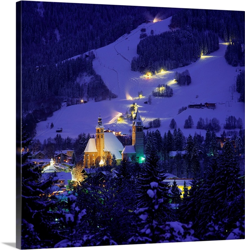 Austria, Tyrol, Kitzbuhel, View towards the village and Hahnenkamm ski ...