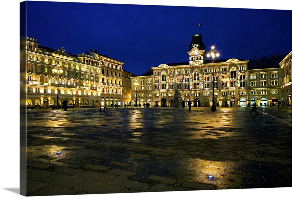 Italy, Friuli-Venezia Giulia, Piazza Unita d'Italia and townhall Wall ...