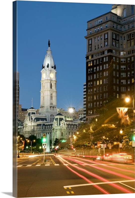 Night view of Benjamin Franklin parkway and Philadelphia City Hall ...