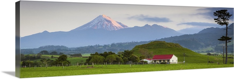 Picturesque Mount Taranaki (Egmont) and rural landscape, Taranaki, New ...