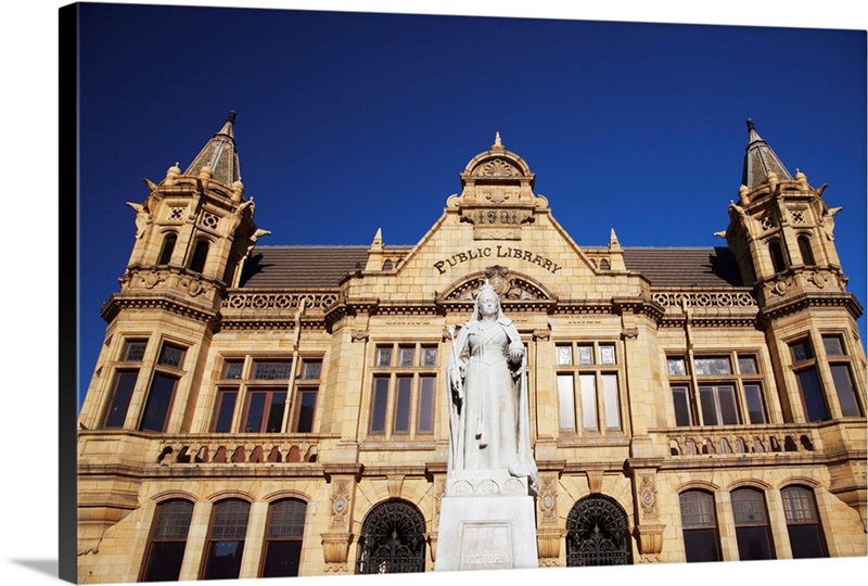 Statue of Queen Victoria outside library, Market Square, Port Elizabeth ...