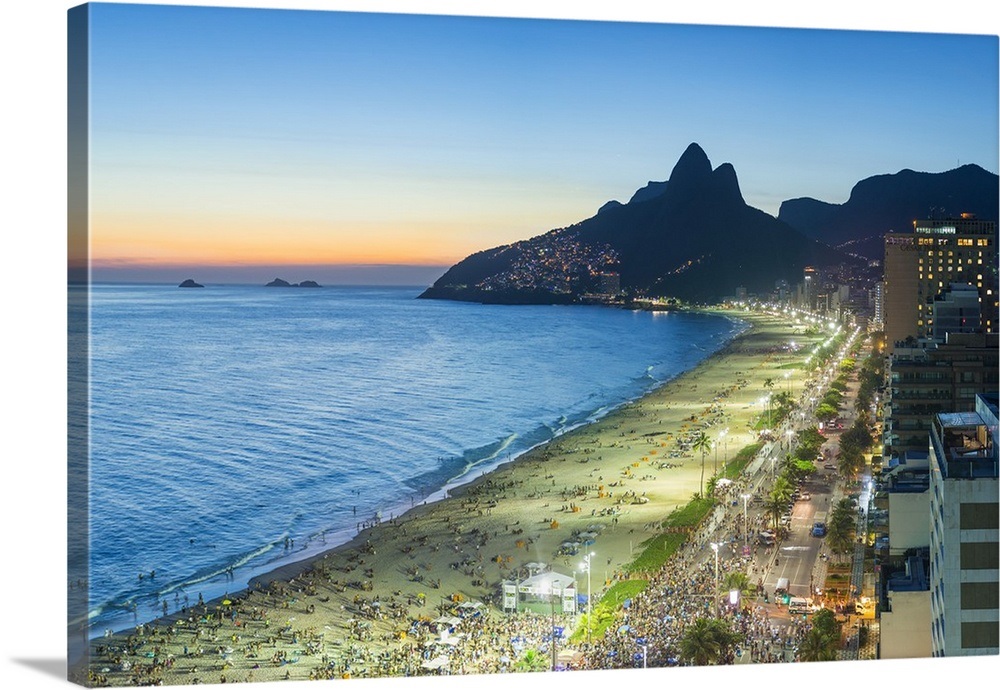 Sunset over Ipanema Beach and Dois Irmaos mountain, Rio de Janeiro ...