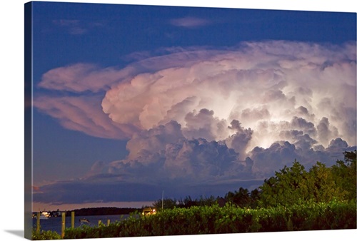 A supercell anvil cloud filled with discharging electricity | Great Big ...