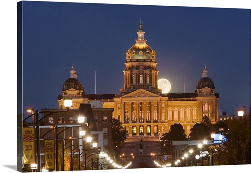 Facade of a government building, Iowa State Capitol, Des Moines, Iowa ...