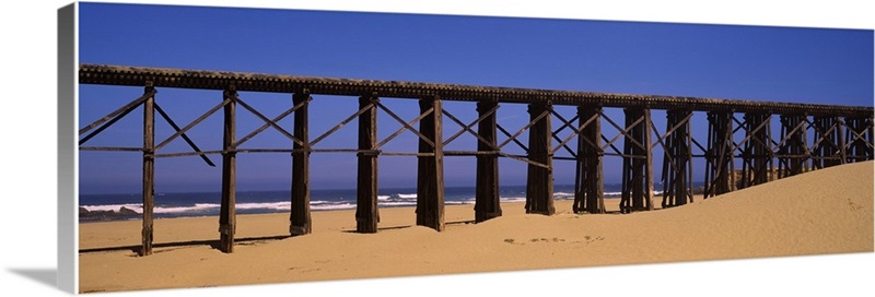 Footbridge on the beach, Pudding Creek Bridge, Fort Bragg, Mendocino ...
