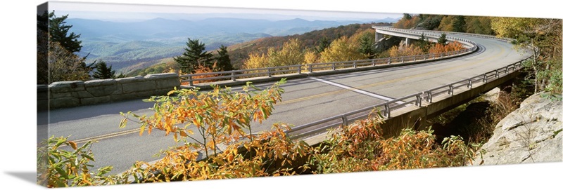 North Carolina, Blue Ridge Parkway, Linn Cove Viaduct, Highway crossing ...