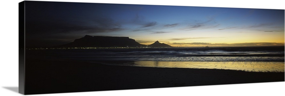 Silhouette of Table Mountain at sunset, Table Bay, Bloubergstrand, Cape ...