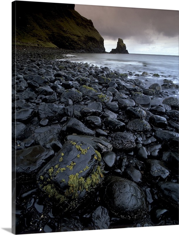 Black boulder rocks in Talisker Bay, Isle of Skye, Inner Hebrides ...