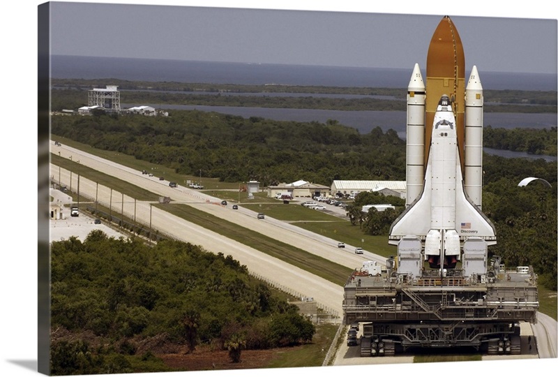 Space Shuttle Discovery resting on the Mobile Launcher Platform | Great ...
