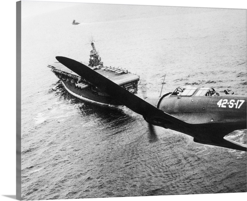A bomber plane approaches for landing on the USS Ranger, WWII, 1942 ...